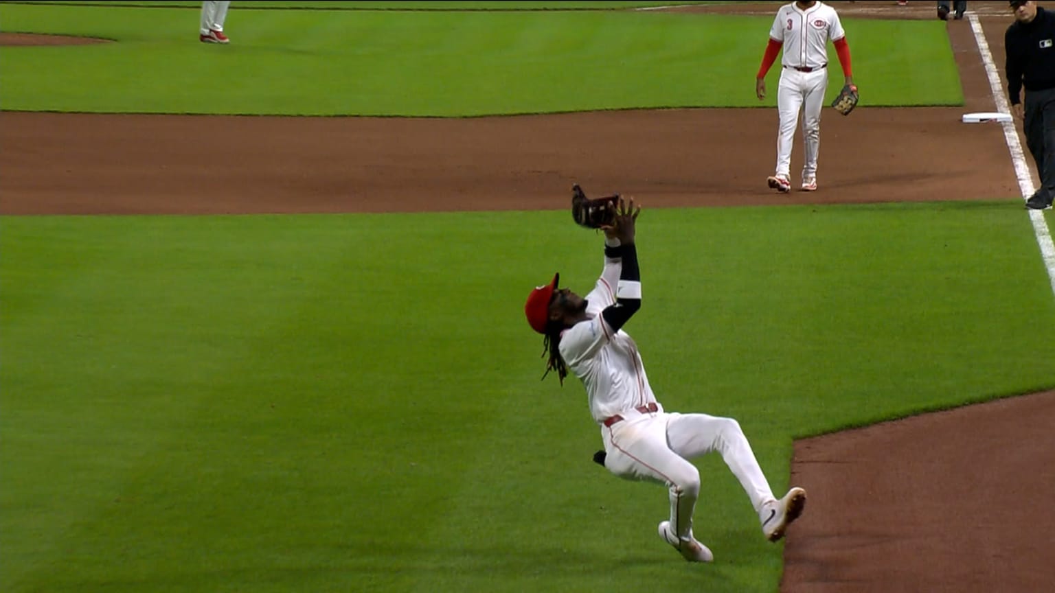 Elly De La Cruz makes a sliding catch in the 7th | 04/23/2024 ...