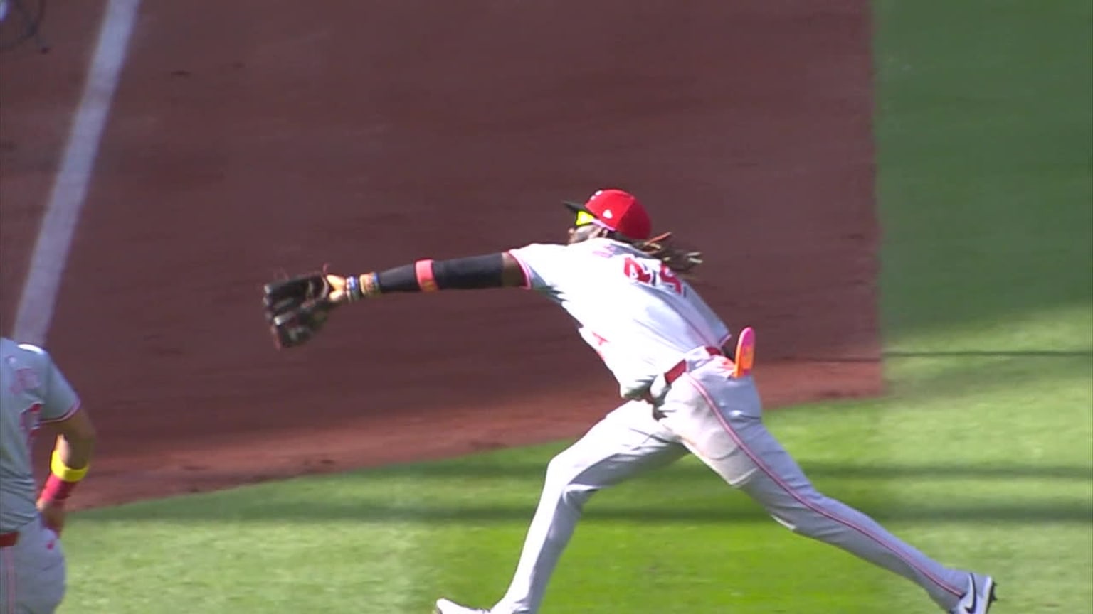 Elly De La Cruz makes a nice falling catch | 09/08/2024 | Cincinnati Reds