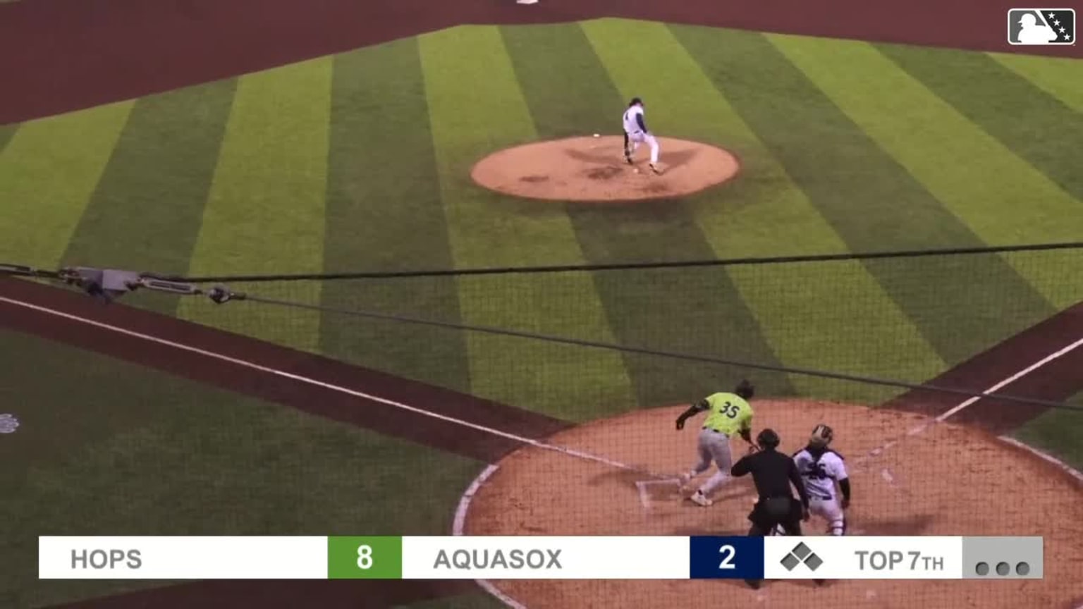 Charlie Beilenson's behind-the-back grab | 04/11/2025 | Seattle Mariners