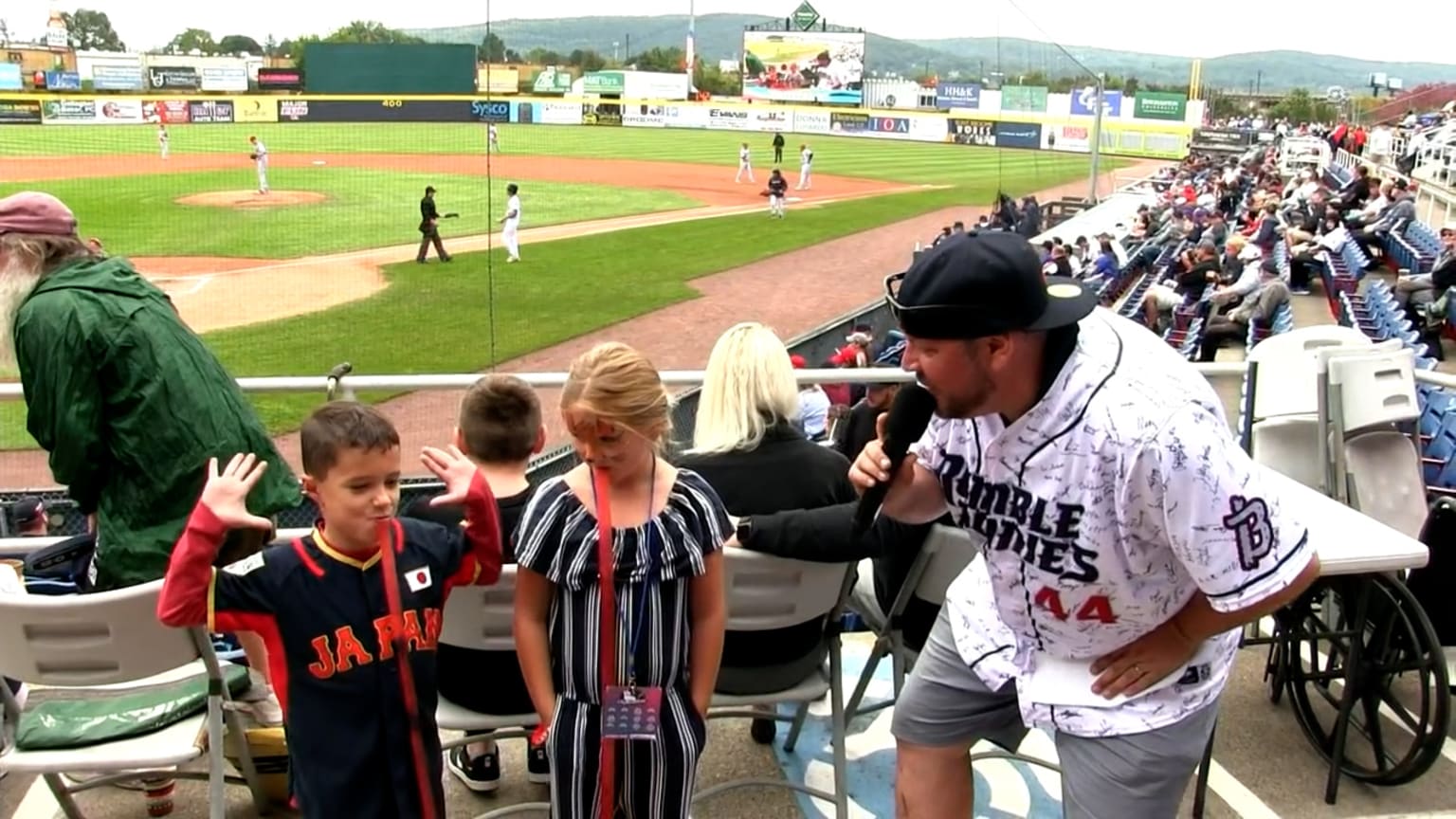 Two fans participate in fruit roll up competition | 09/18/2023 | MLB.com