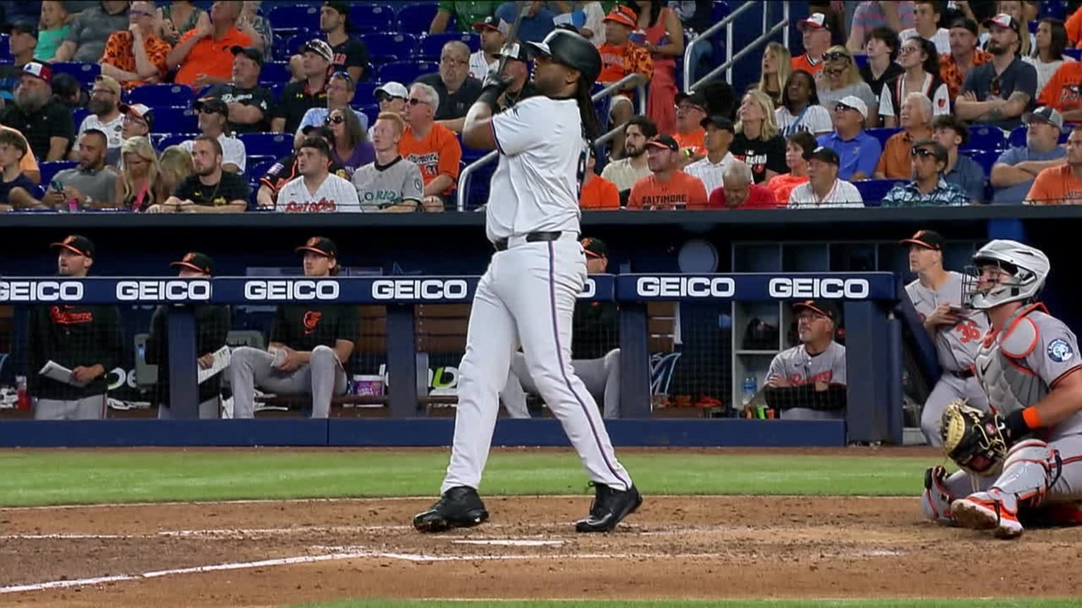 Josh Bell libera un jonrón solitario en el 6to | 25/07/2024 ...