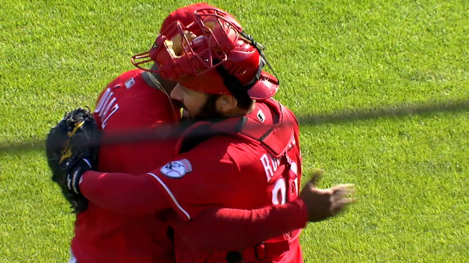 Díaz strikes out the side in the 9th, Reds win 2-1 | 09/25/2022 ...