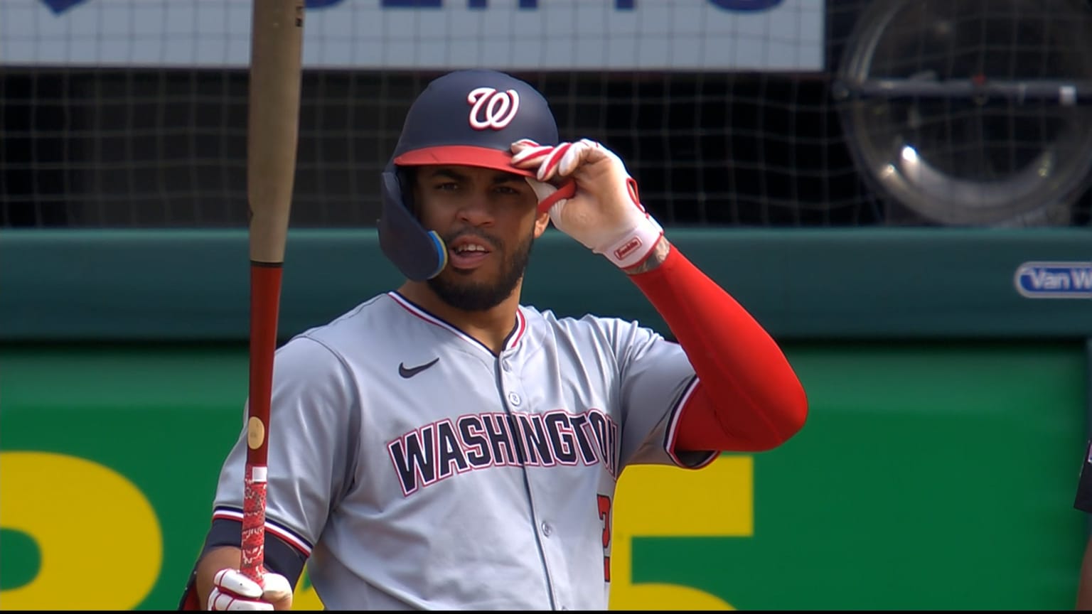 Johnathan Rodriguez slips as Luis García Jr. singles | 06/01/2024 ...