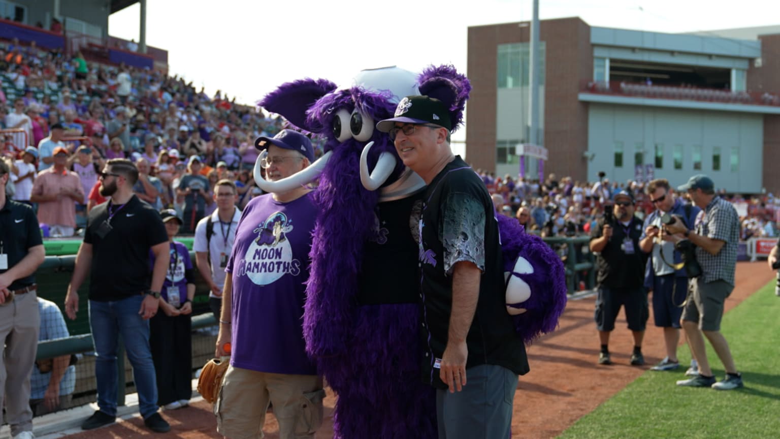 John Oliver's Moon Mammoths debut | 07/28/2025 | MLB.com