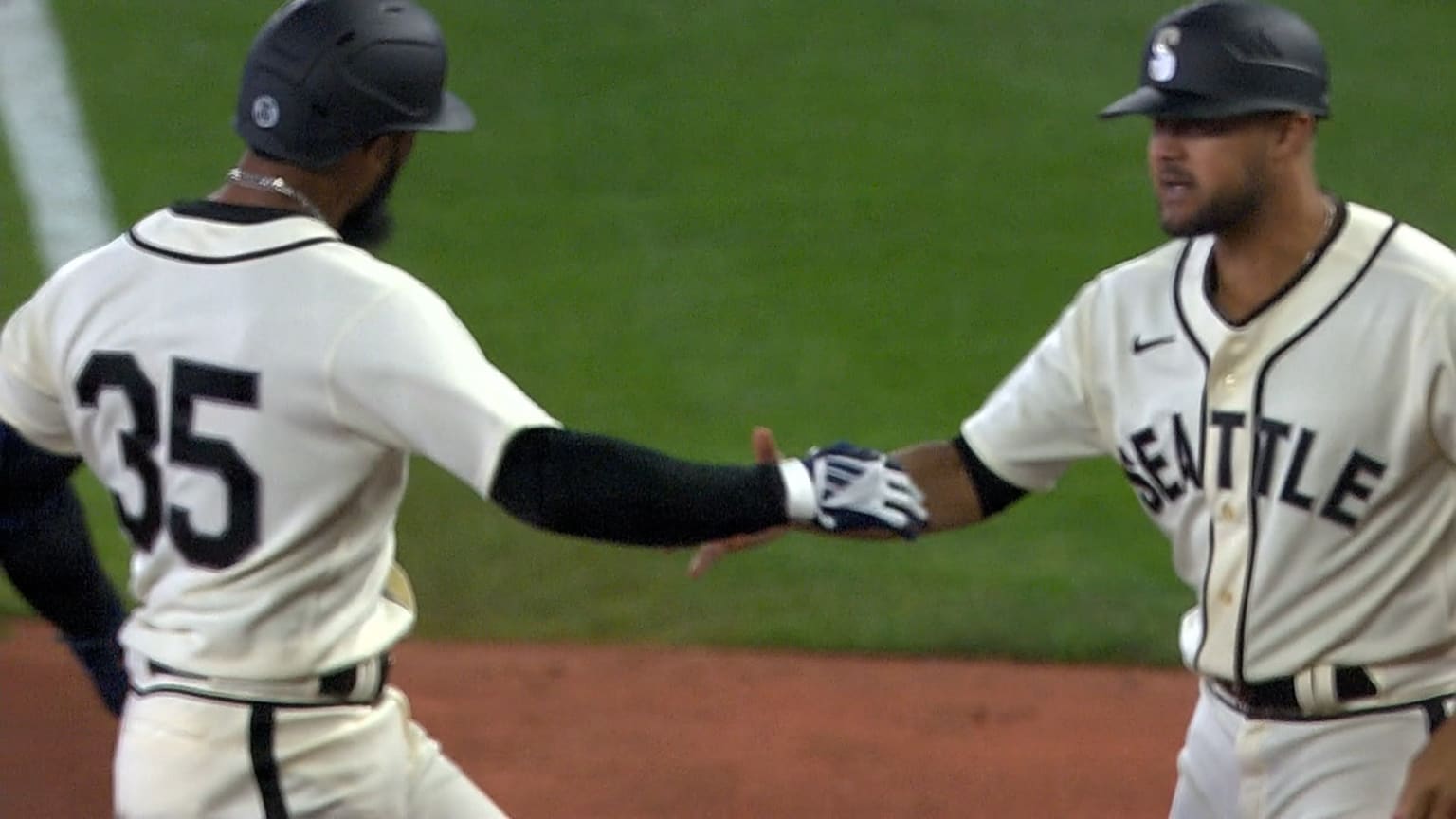 Teoscar Hernández hits a RBI single in the 5th inning | 06/17/2023 | Seattle Mariners