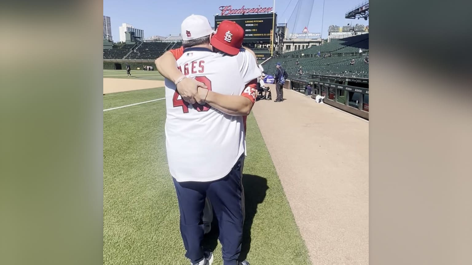 Pedro Pagés embraces dad on field on Father's Day | 06/17/2024 | St ...