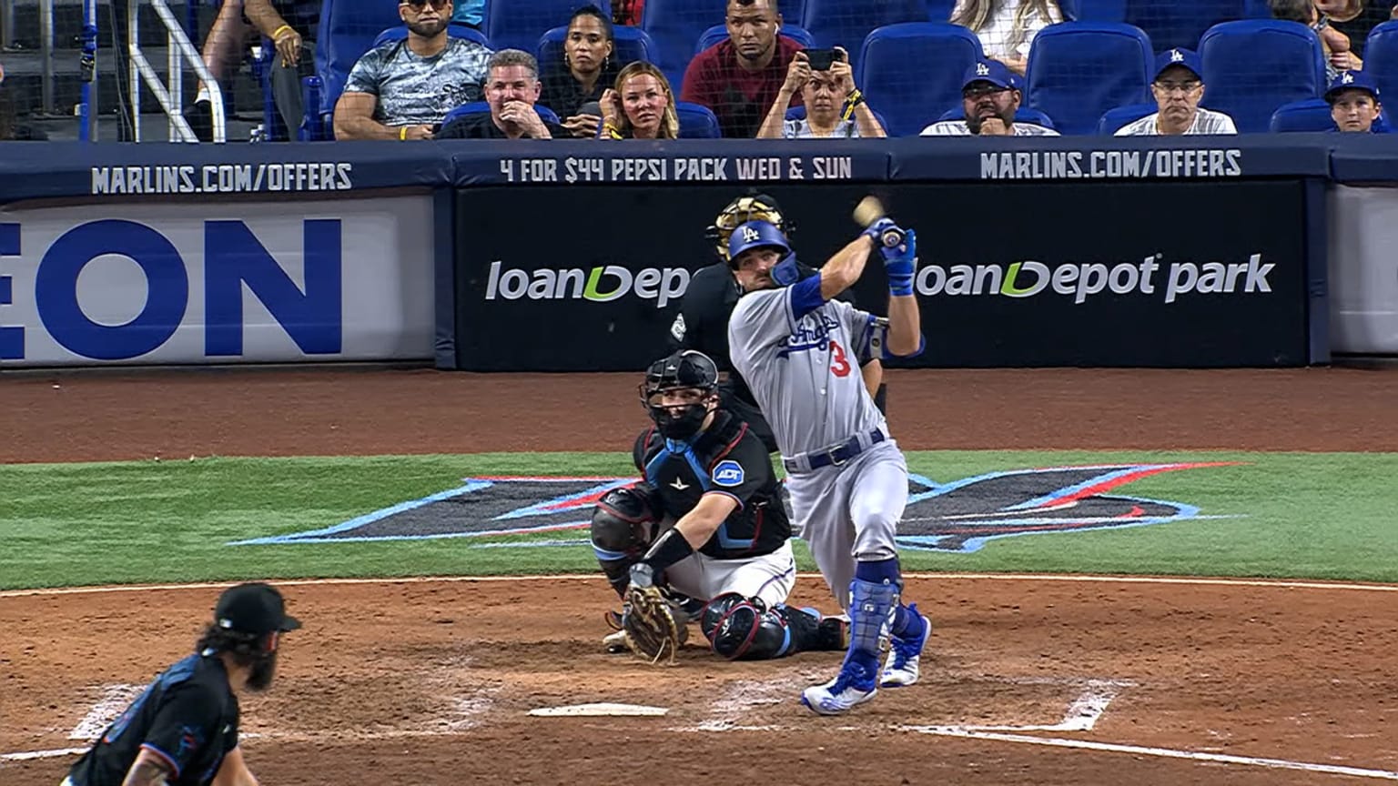 Chris Taylor lines a three-run home run in the 8th | 09/07/2023 | Los ...