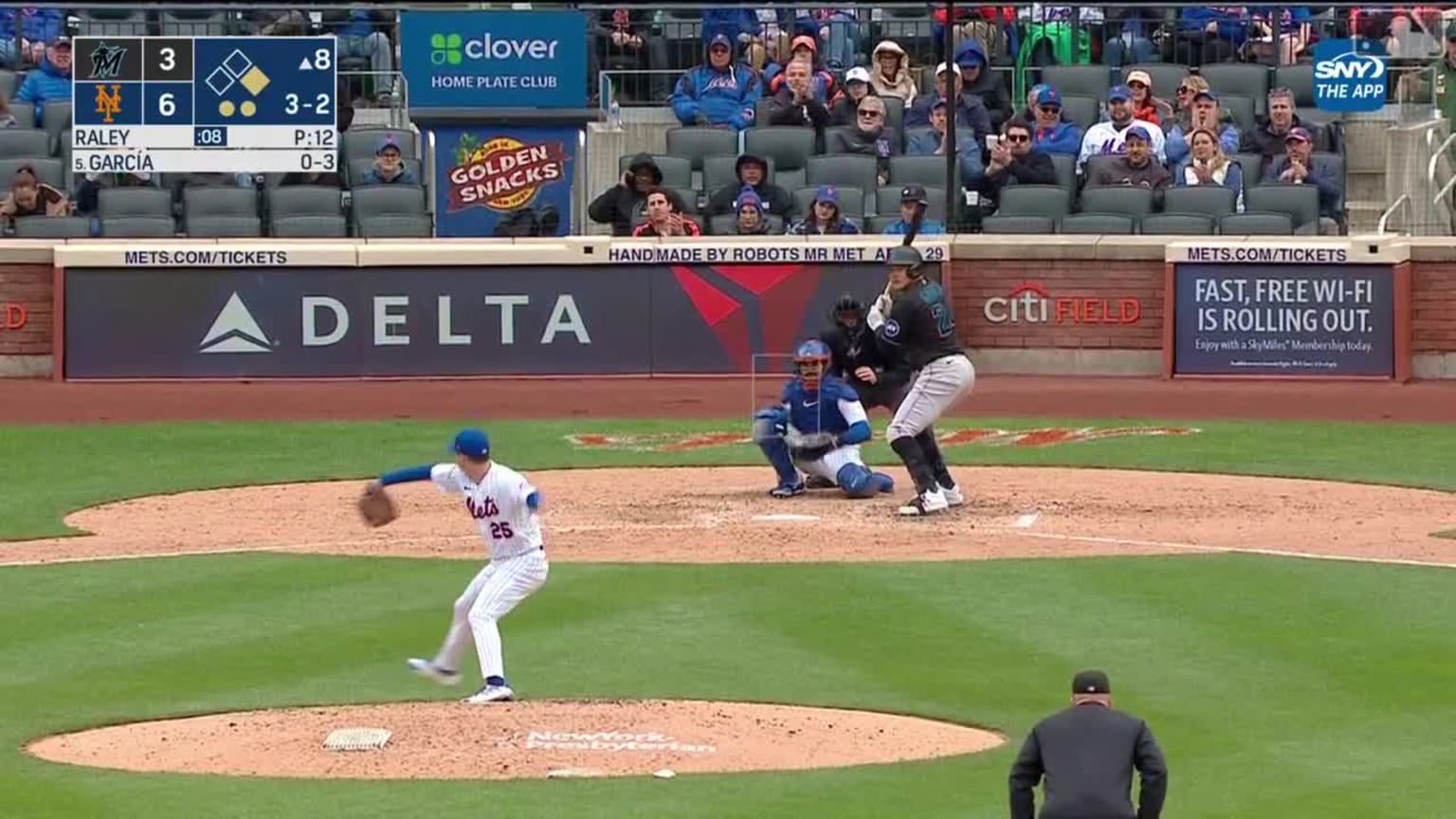 Lindor ends the 8th inning with a backhand play | 04/07/2023 | New York ...