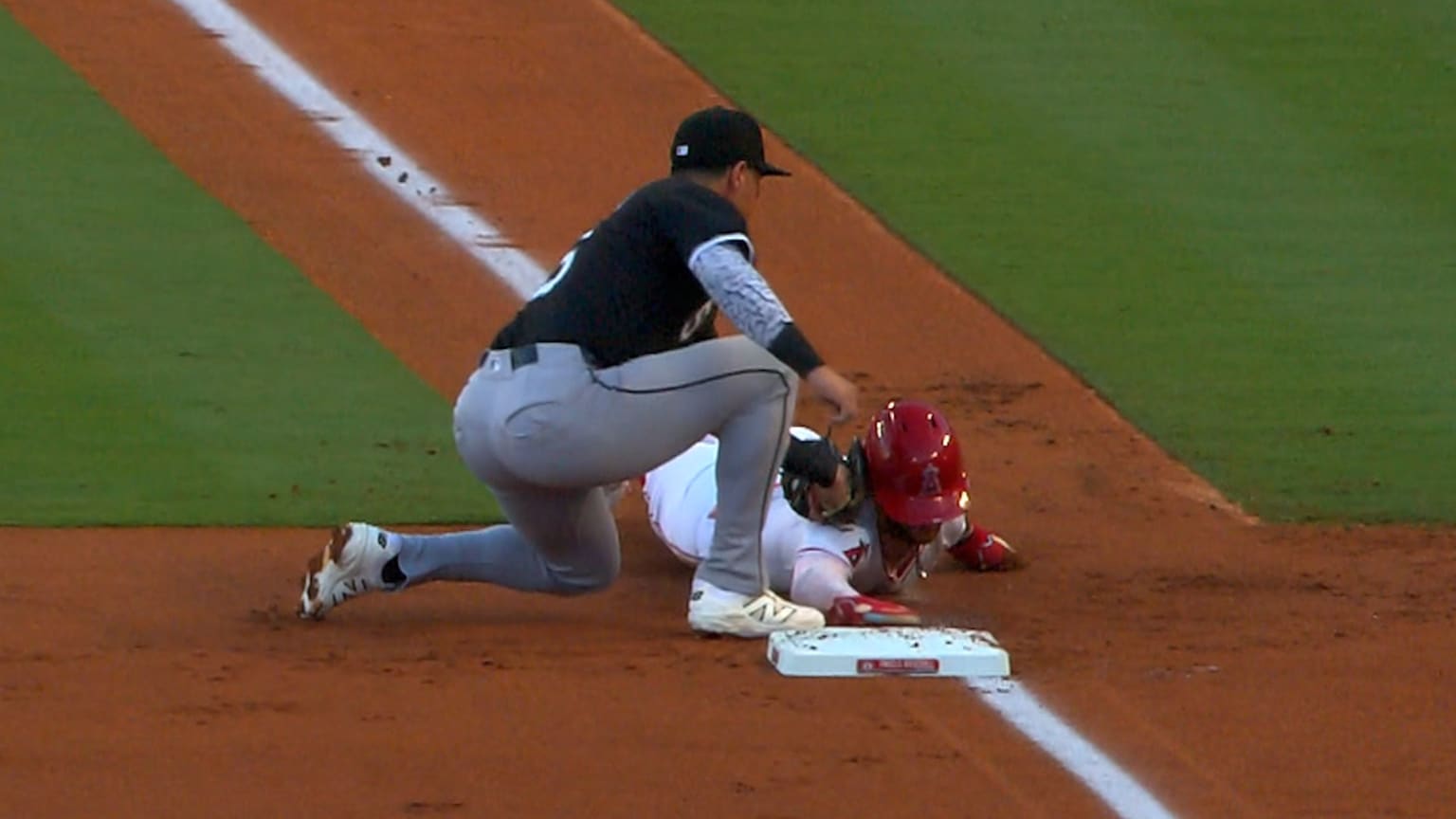 Edgar Quero picks off Zach Neto at third | 08/01/2025 | MLB.com