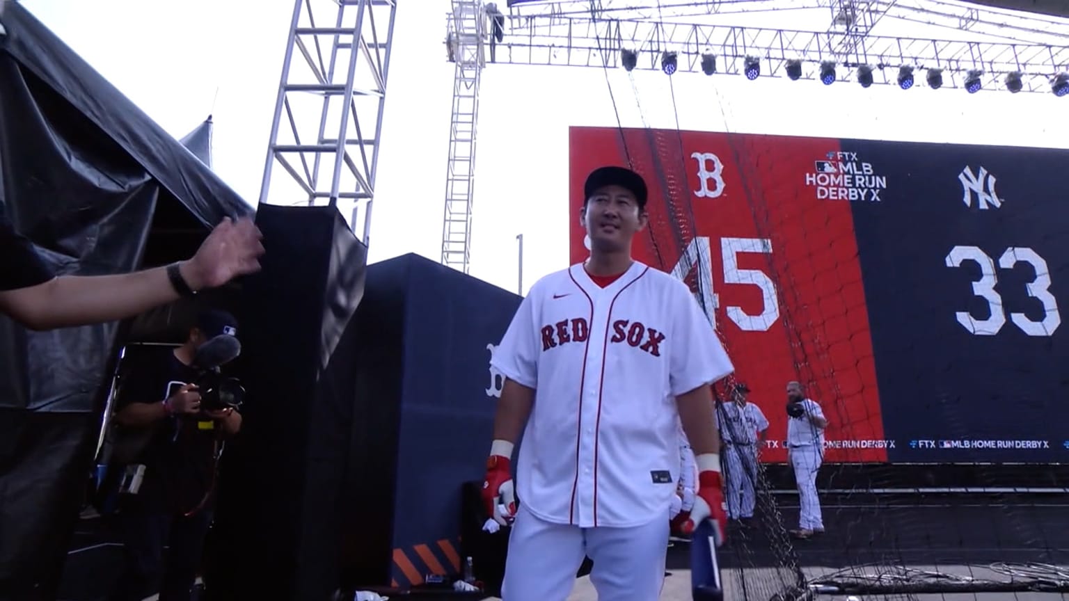 Yong Taik Park heads to the batter's box in HRDX | 09/17/2022 | MLB.com