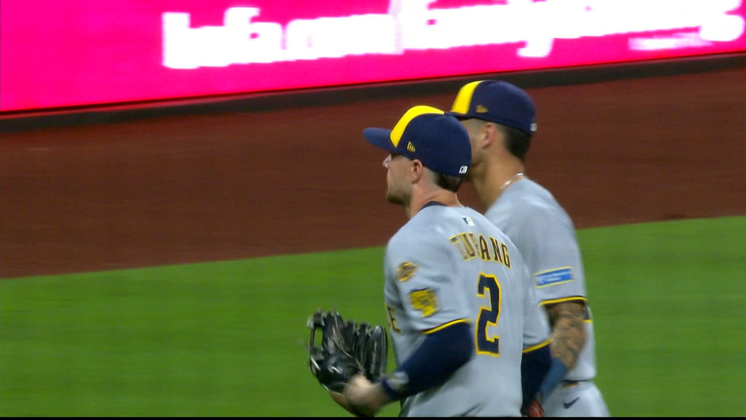 Aaron Ashby escapes the 7th inning | 09/20/2025 | MLB.com