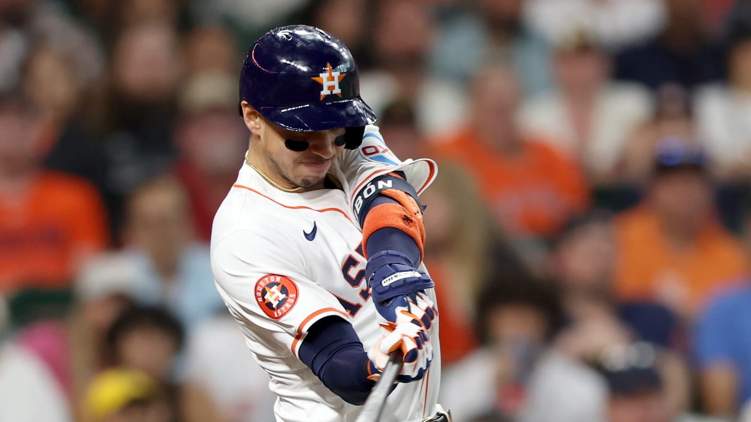 Mauricio Dubón singles and advances to second | 08/17/2024 | Houston Astros