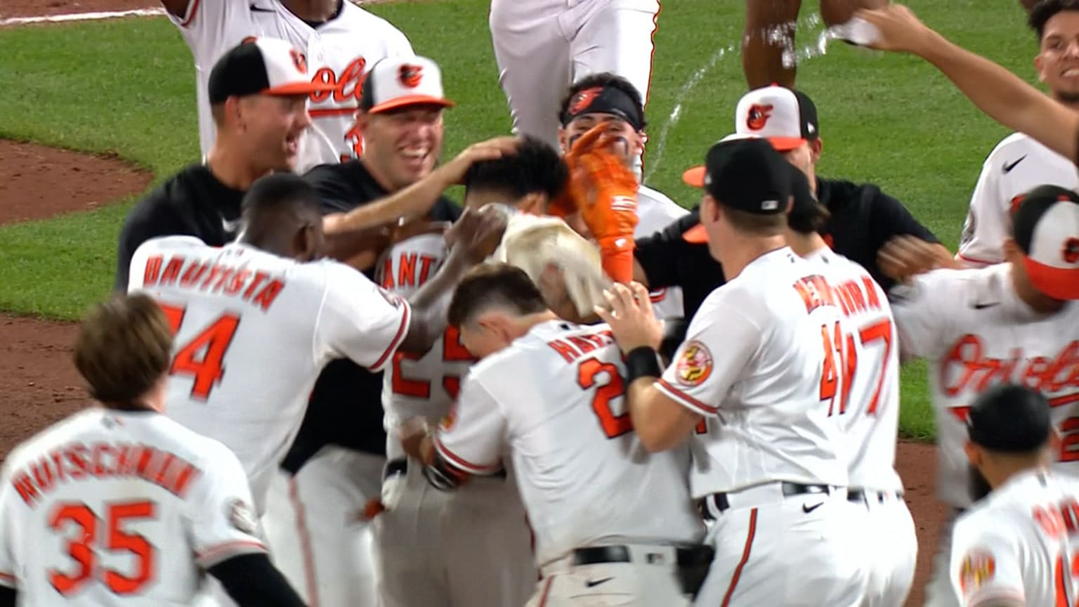 Santander makes Play of the Day | 08/25/2022 | MLB.com