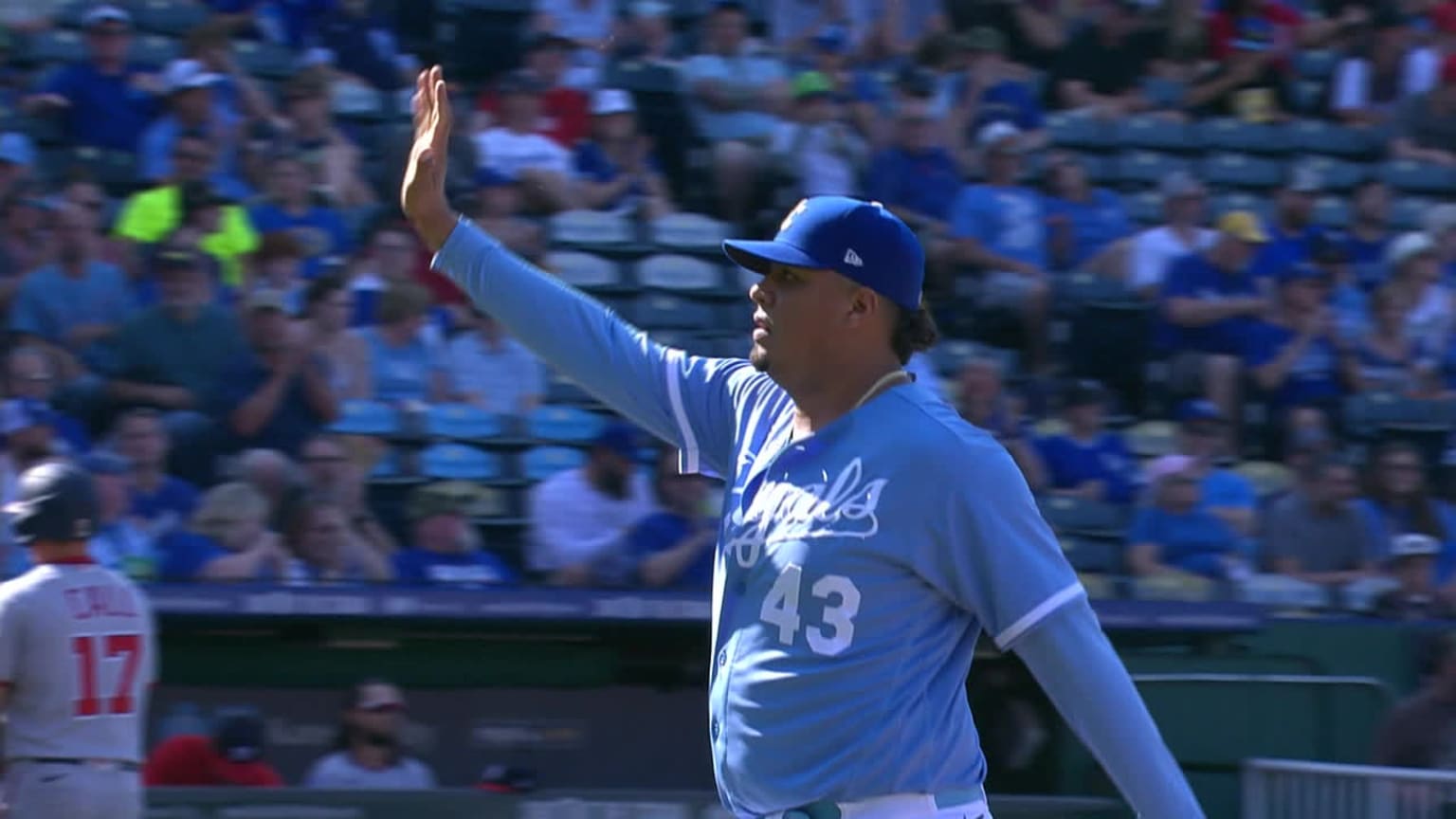 Carlos Hernández escapes a jam in the top of the 3rd | 05/27/2023 | Kansas City Royals