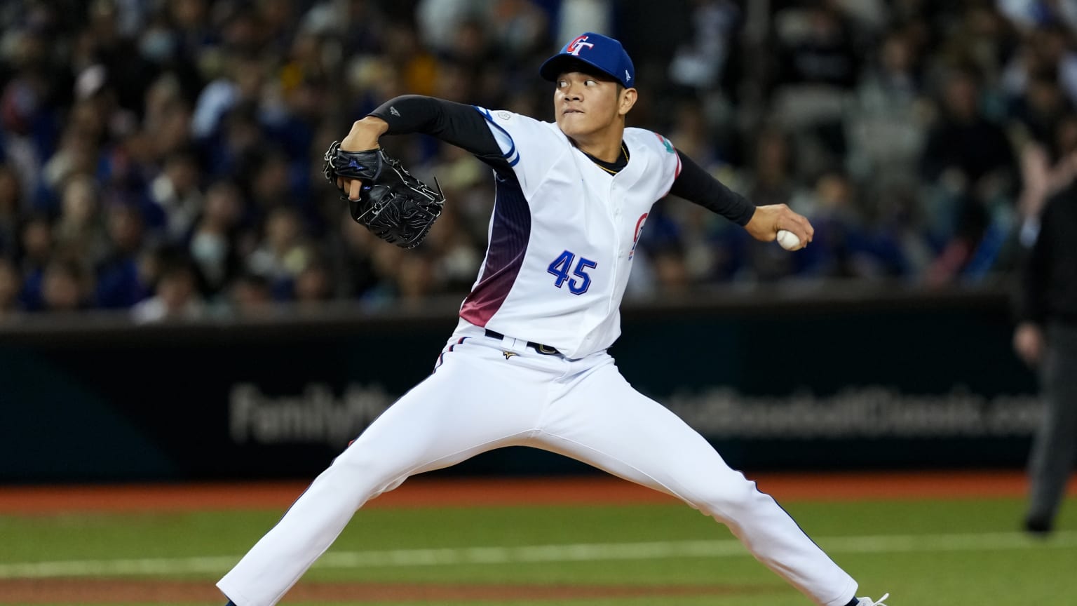 Wei-En Lin strikes out three in relief | 02/21/2025 | MLB.com