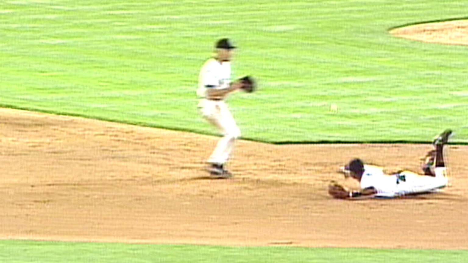 Neifi Perez makes diving stop up the middle | 06/17/2000 | MLB.com