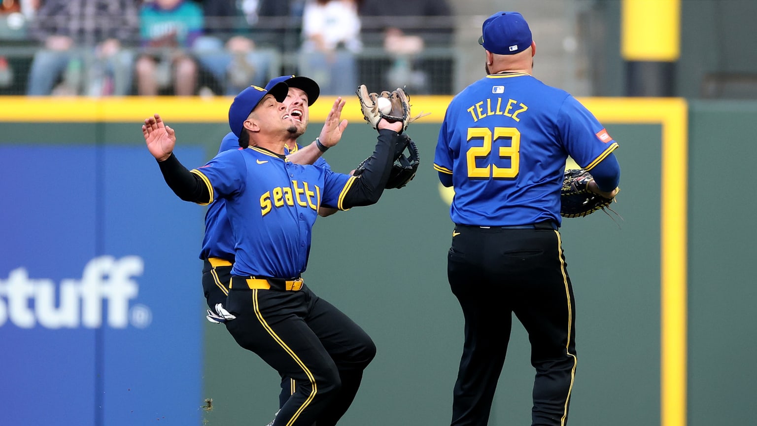 Leo Rivas makes catch in traffic to end threat | 04/11/2025 | Seattle ...