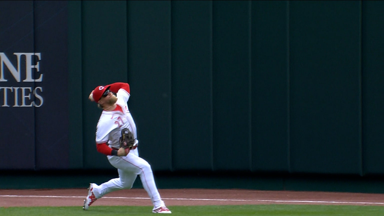 Jake Fraley throws out Jesse Winker at second | 03/28/2024 | Cincinnati ...