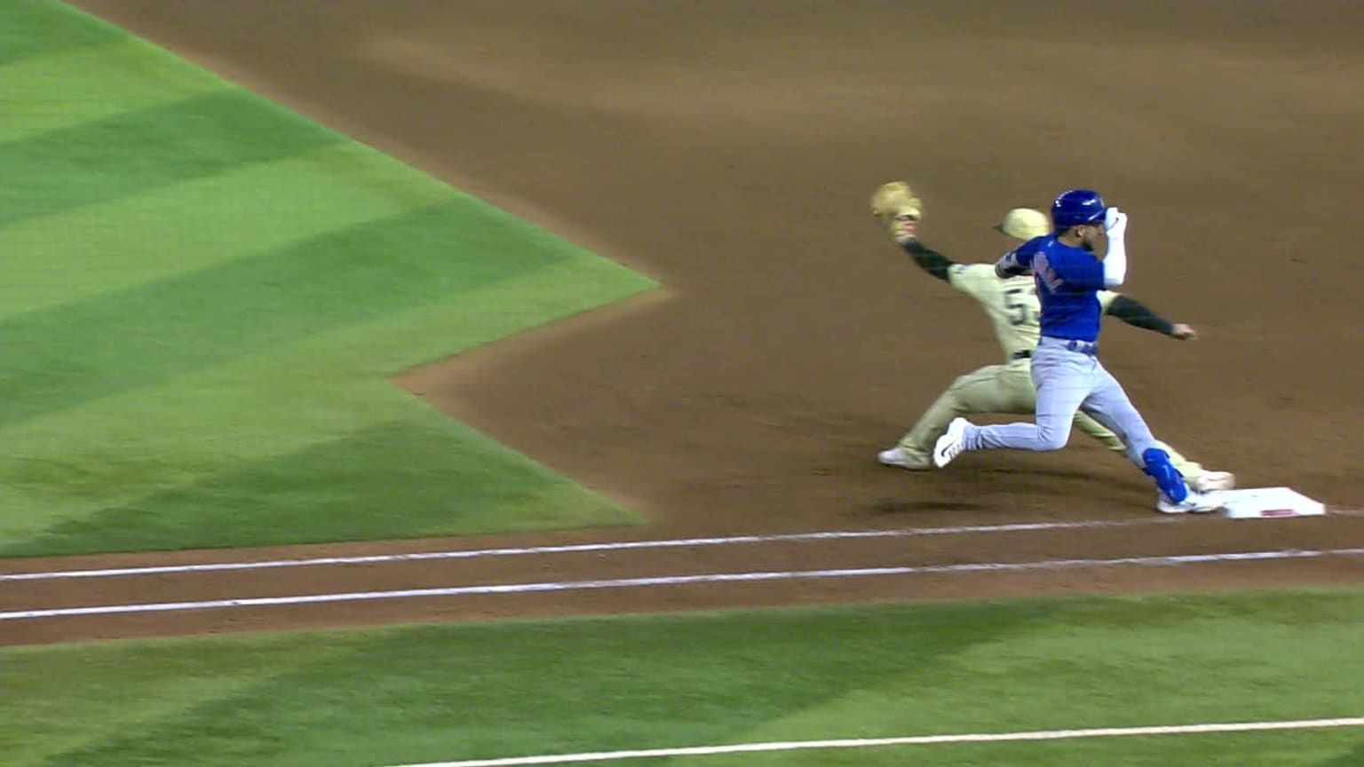 Perdomo consigue out en 1B tras revisión | 16/09/2023 | Los Guardians ...