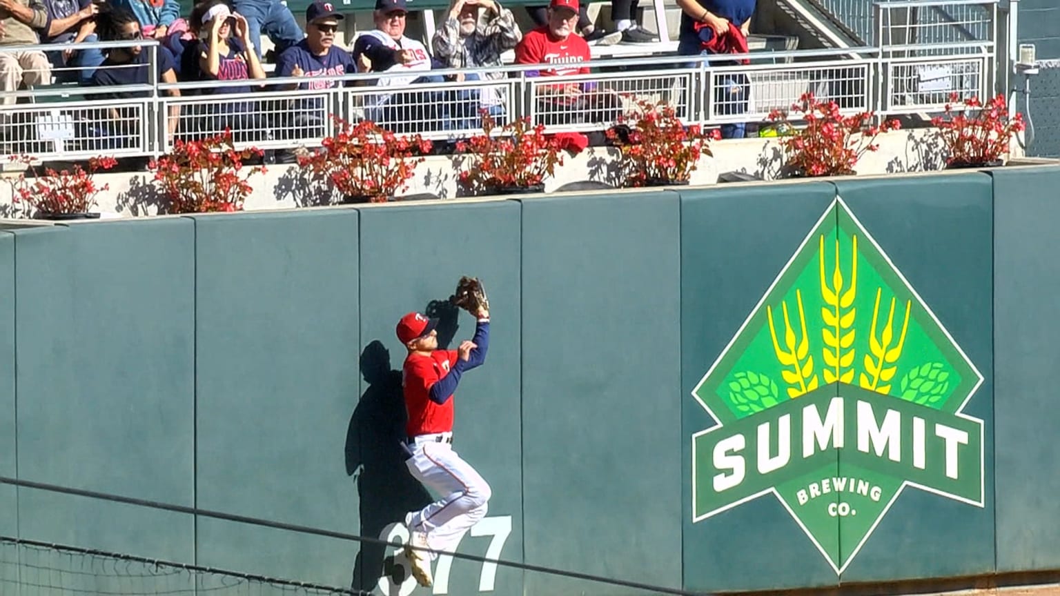 Mark Contreras makes an amazing leaping catch | 09/29/2022 | MLB.com