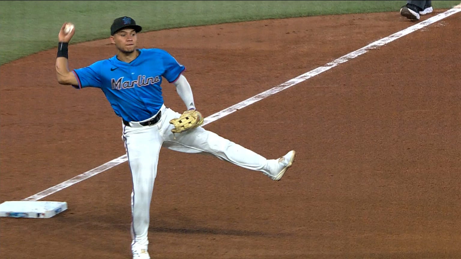 Sanoja makes a barehanded play to rob Acuña of a hit | 06/22/2025 ...