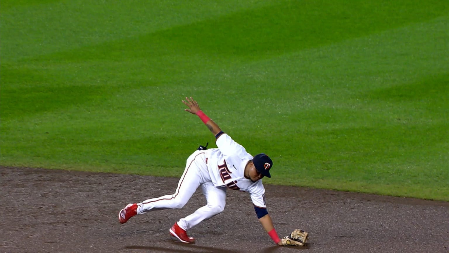 Luis Arraez makes a shoestring catch at second base | 09/28/2022 ...