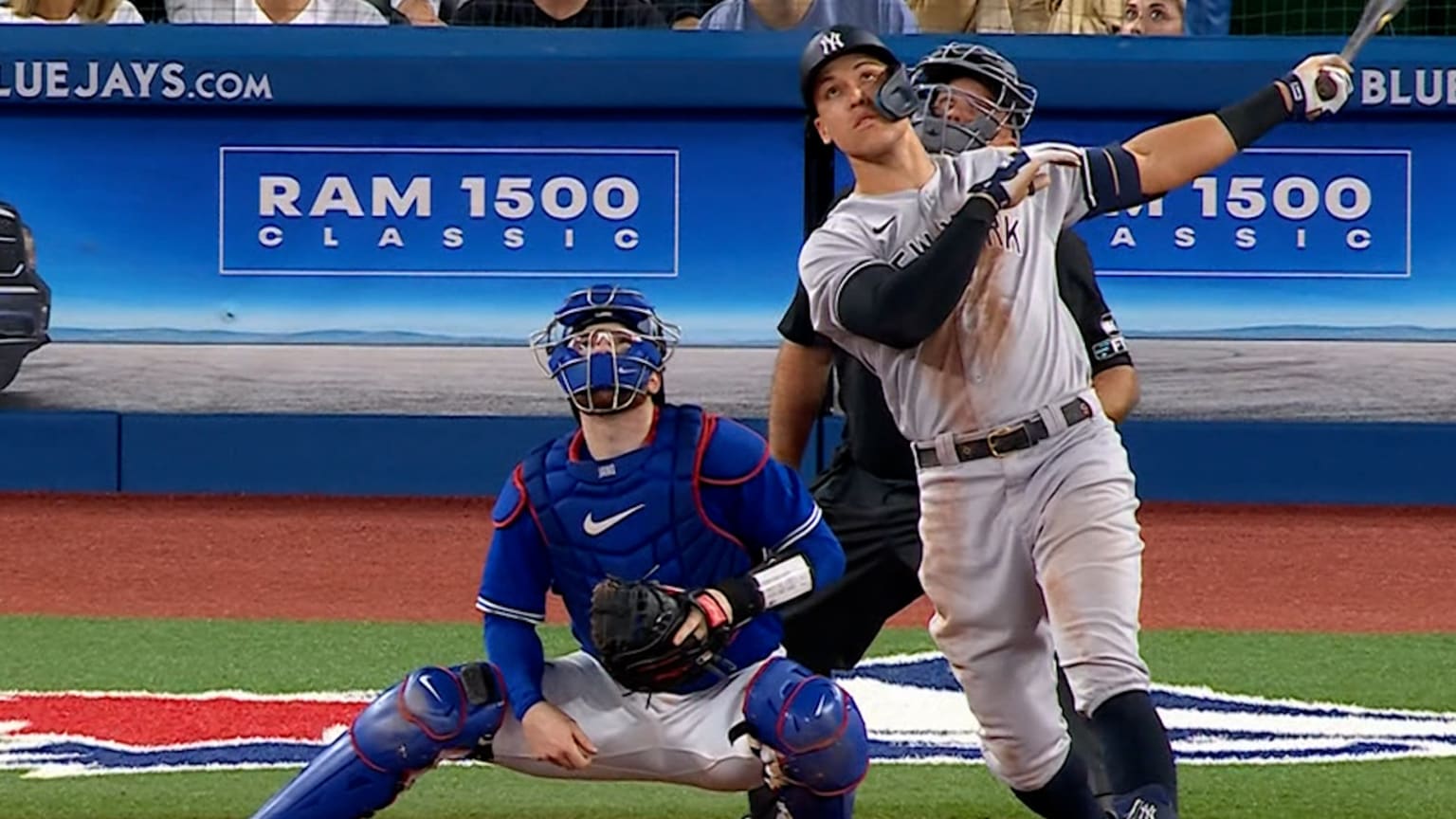 Aaron Judge serves a fly ball to right field | 09/28/2022 | New York ...