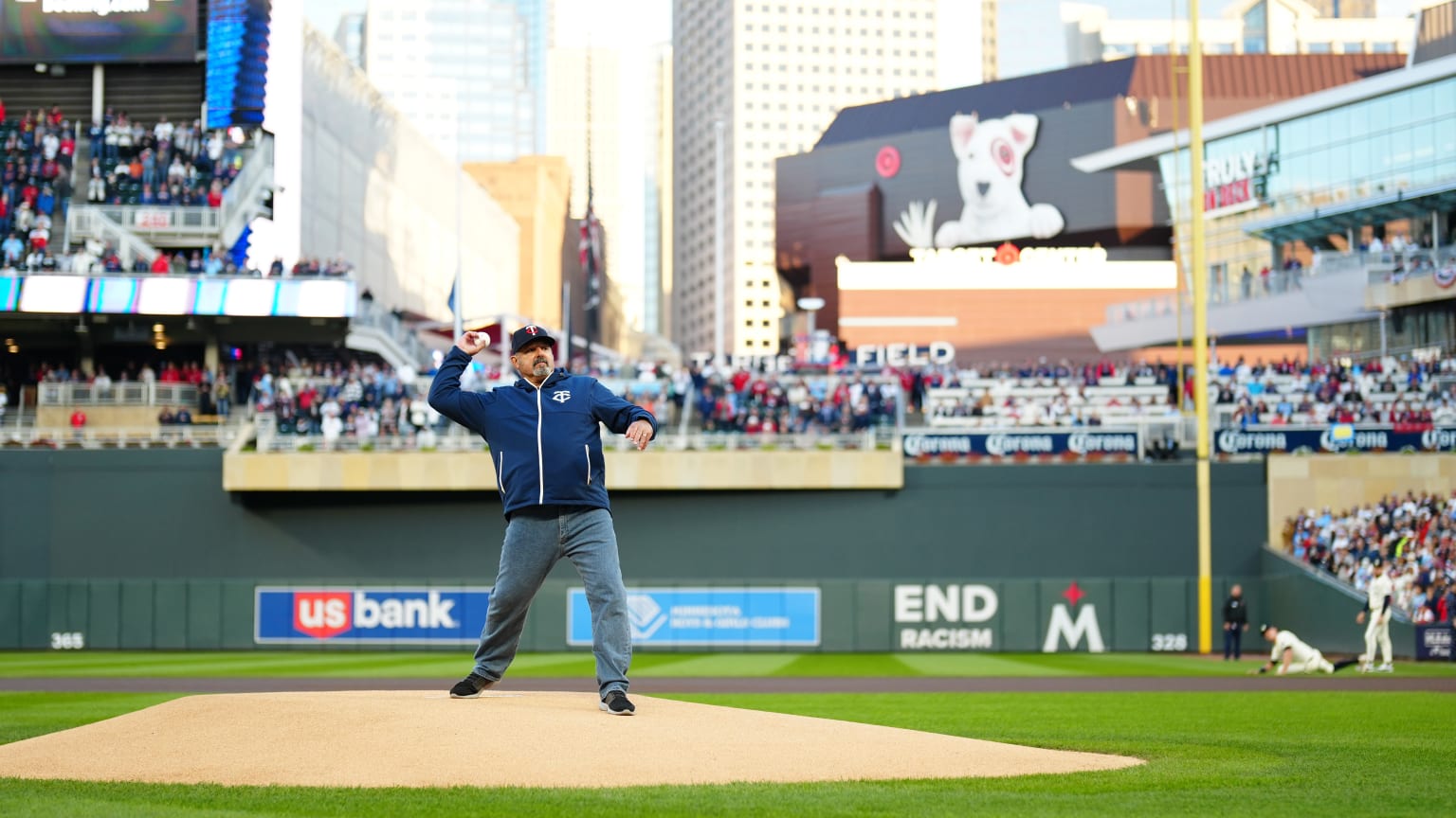 Gary Gaetti throws first pitch to Dan Gladden | 10/11/2023 | Minnesota ...