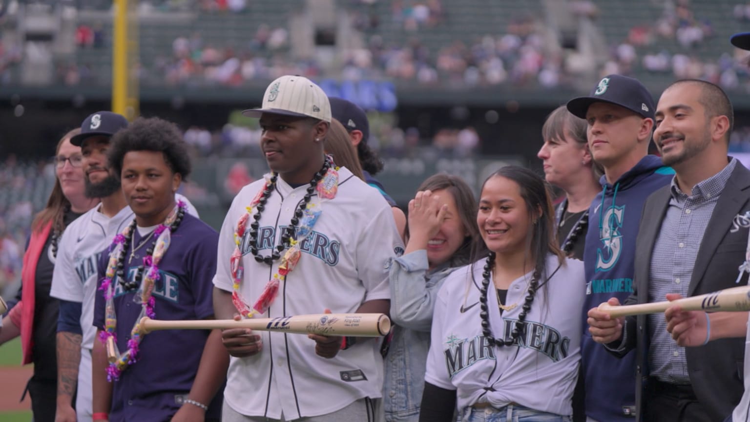 Mariners celebrate Hometown Nine graduation | 06/18/2025 | Seattle Mariners