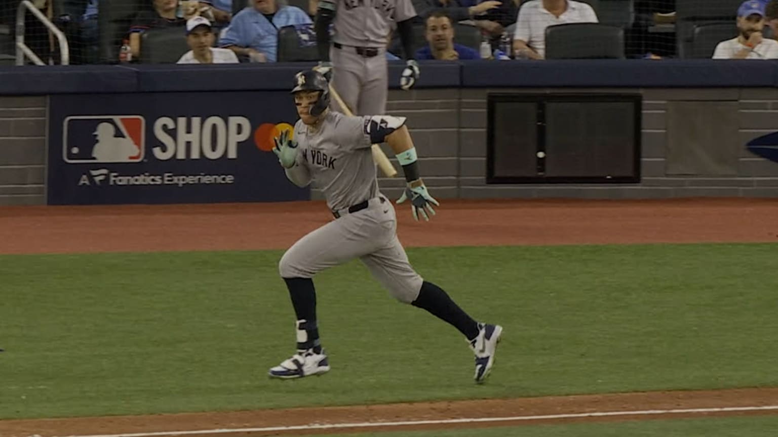 Aaron Judge conecta un doble en el 8vo | 04/10/2025 | Los Yankees de ...