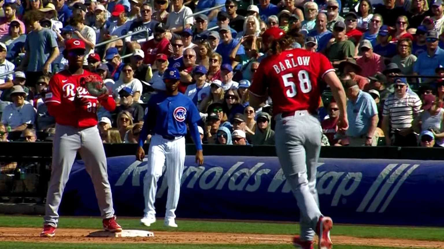 Scott Barlow fildea la pelota entre sus piernas | 02/03/2025 | Los Reds ...
