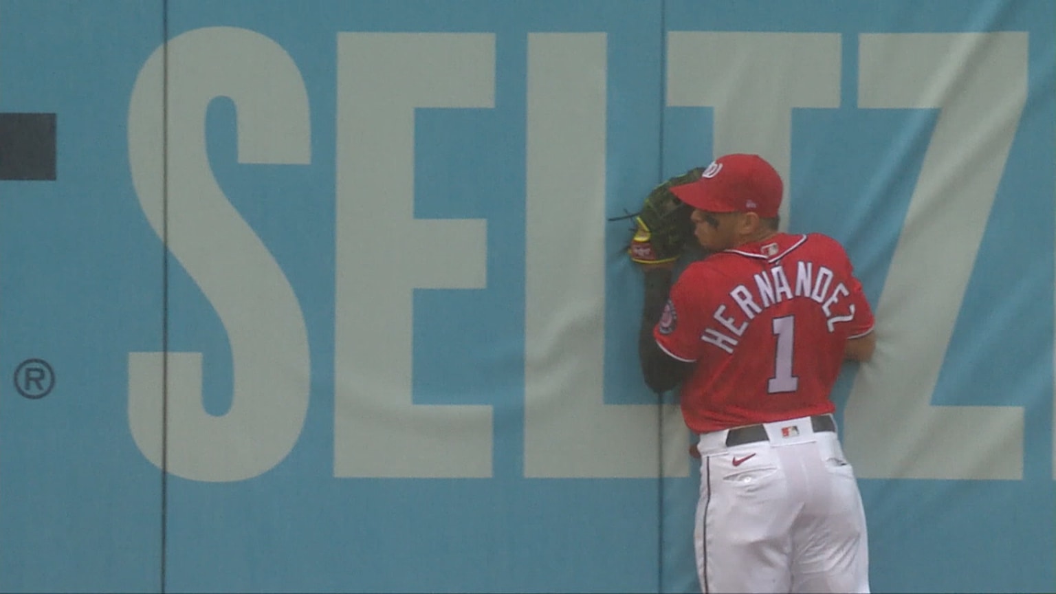 César Hernández makes a leaping catch in left field | 10/02/2022 ...