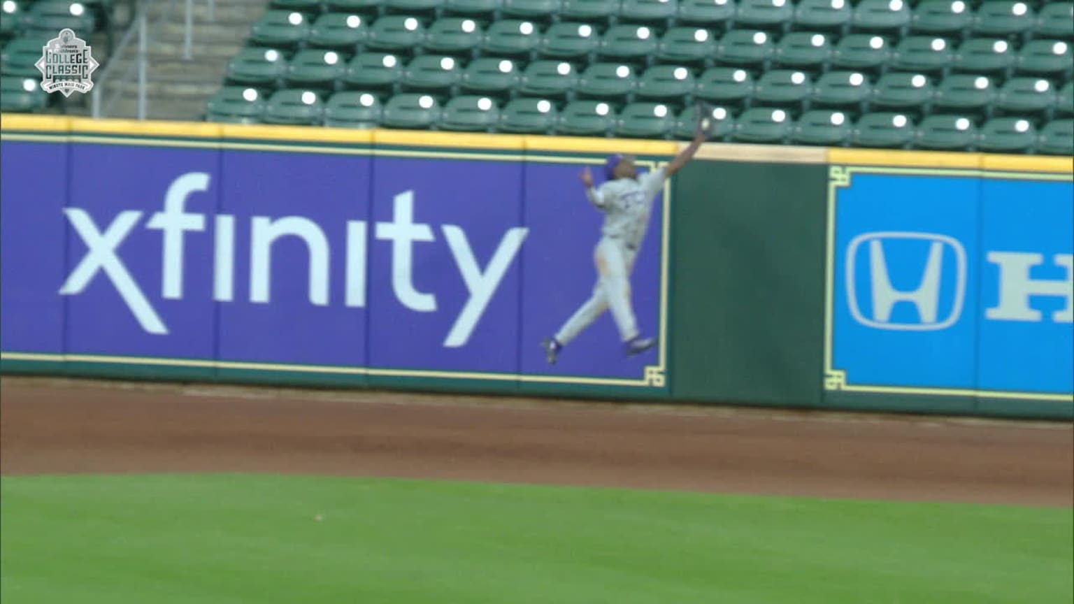 Austin Davis makes an amazing catch in right field | 03/03/2023 ...
