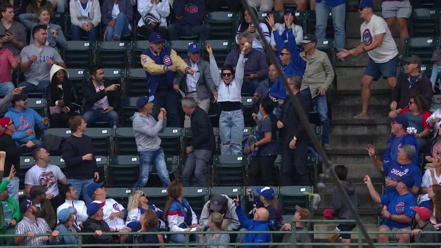 Fan makes an impressive catch at Wrigley Field | 09/27/2024 | Chicago Cubs