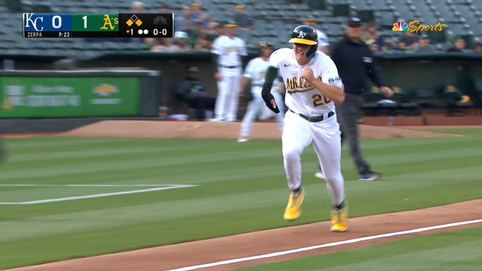 Aledmys Díaz lifts a sacrifice fly to right field | 08/22/2023 | Athletics