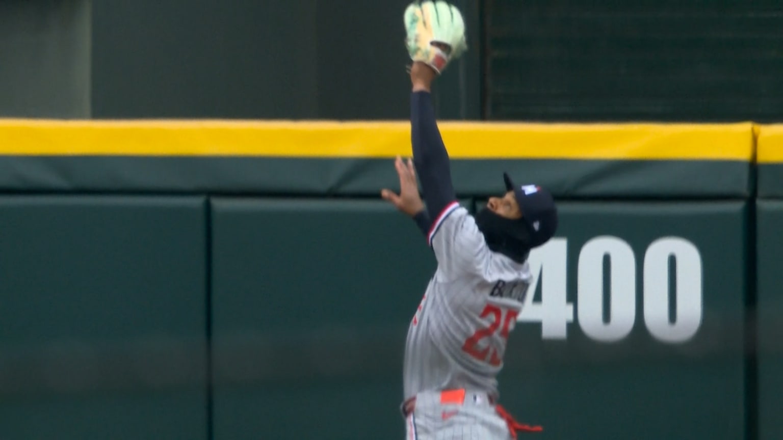 Byron Buxton exits game after colliding with wall | 03/31/2025 | MLB.com