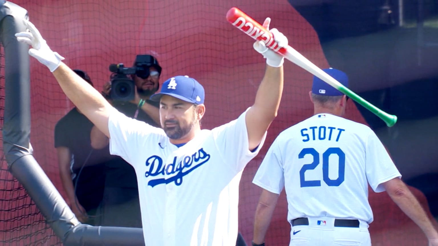 Adrián González demostró porque le apodan "El Titán" | 10/15/2022 | MLB.com