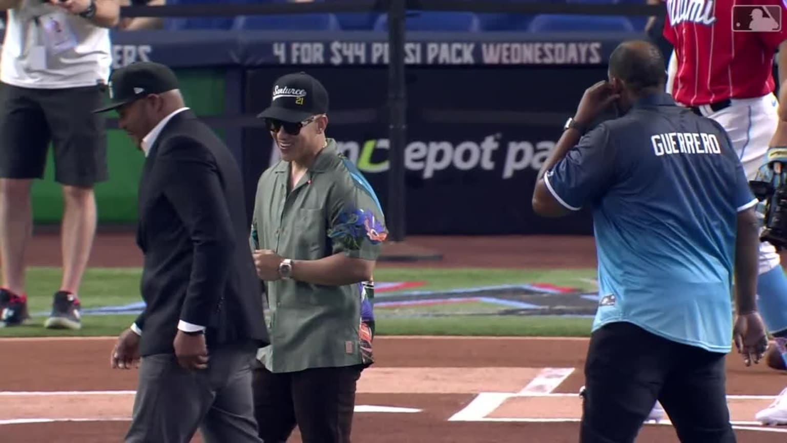 Daddy Yankee throws ceremonial first pitch | 04/29/2023 | Miami Marlins