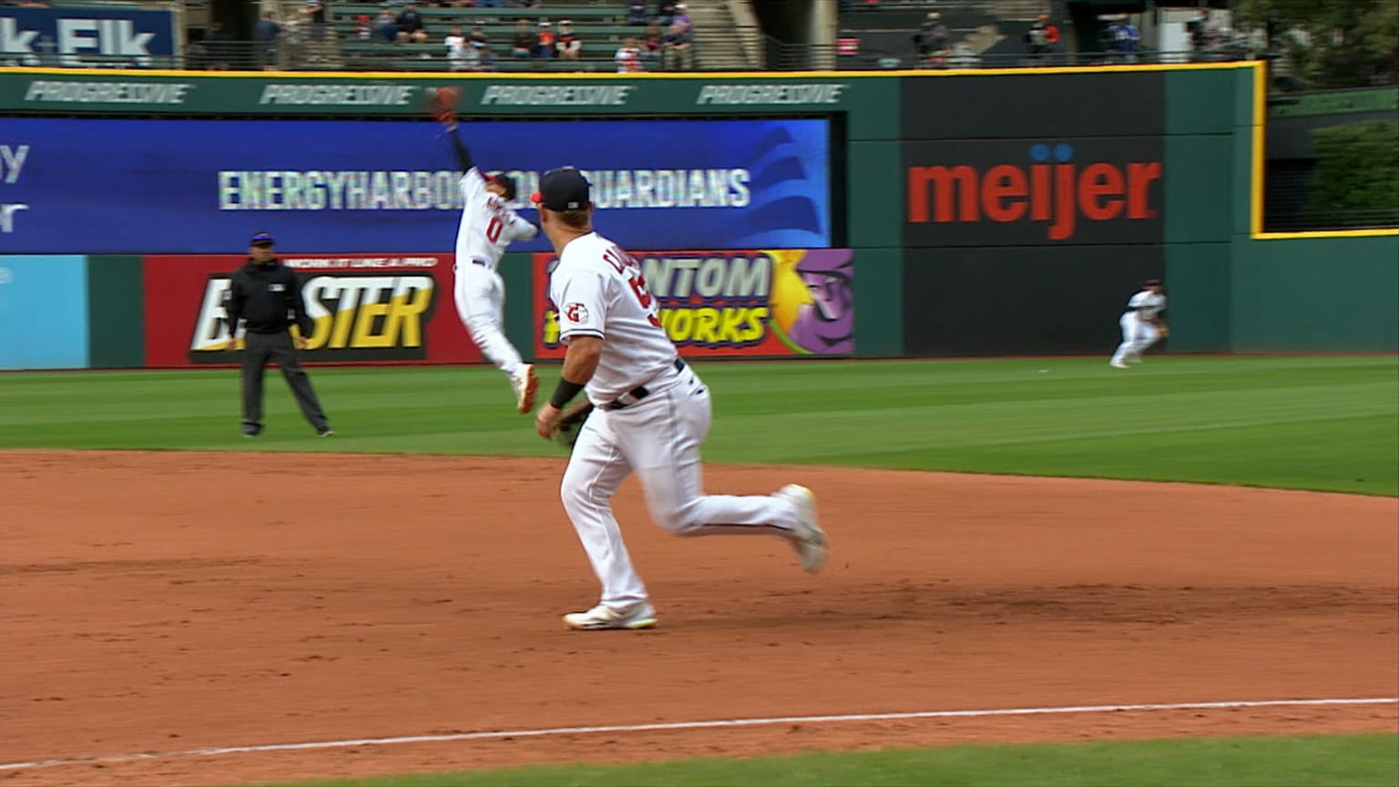 Andrés Giménez makes a leaping grab at second base | 09/24/2023 | Cleveland Guardians