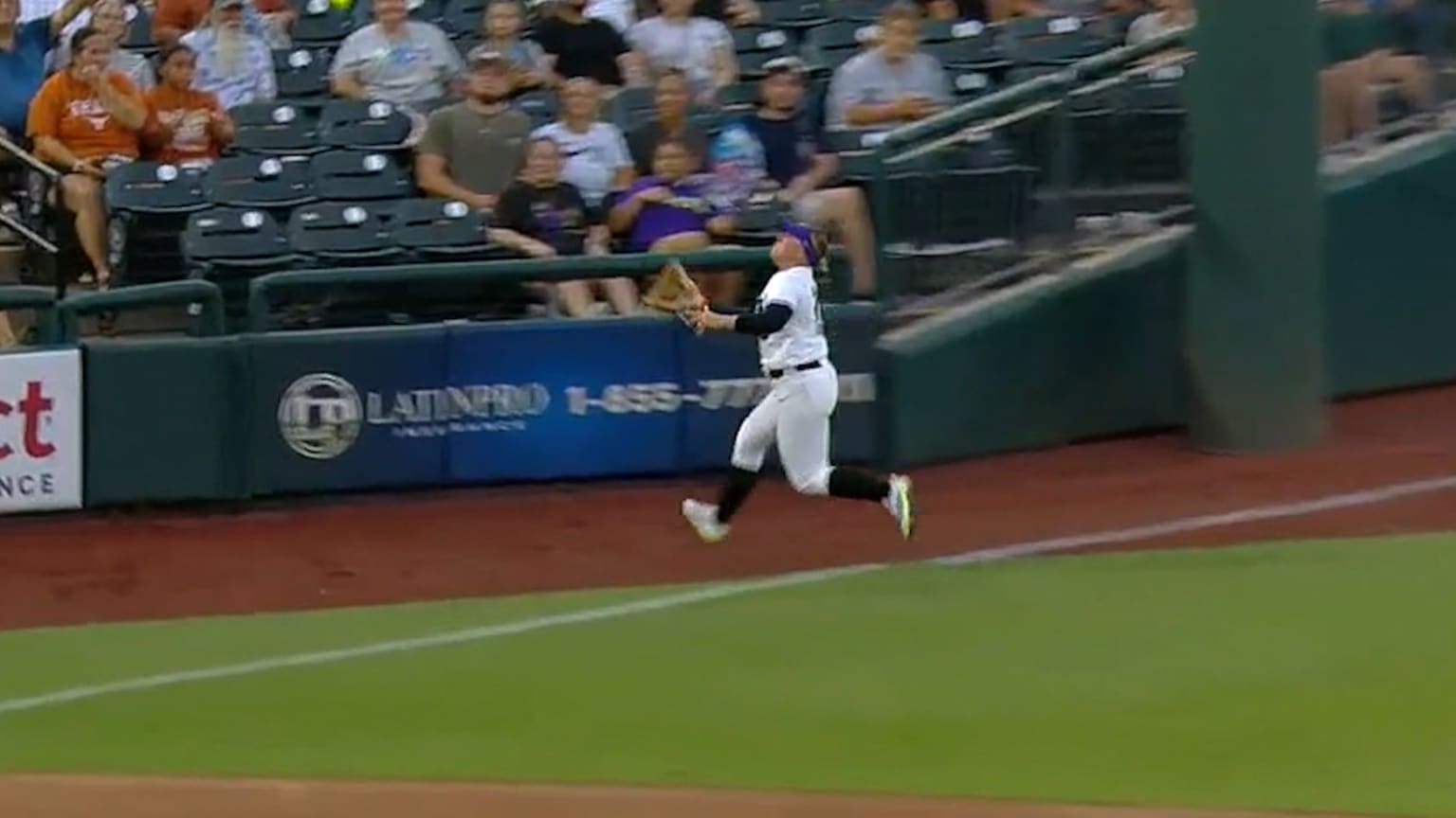Amanda Lorenz's slick running catch | 07/19/2025 | MLB.com