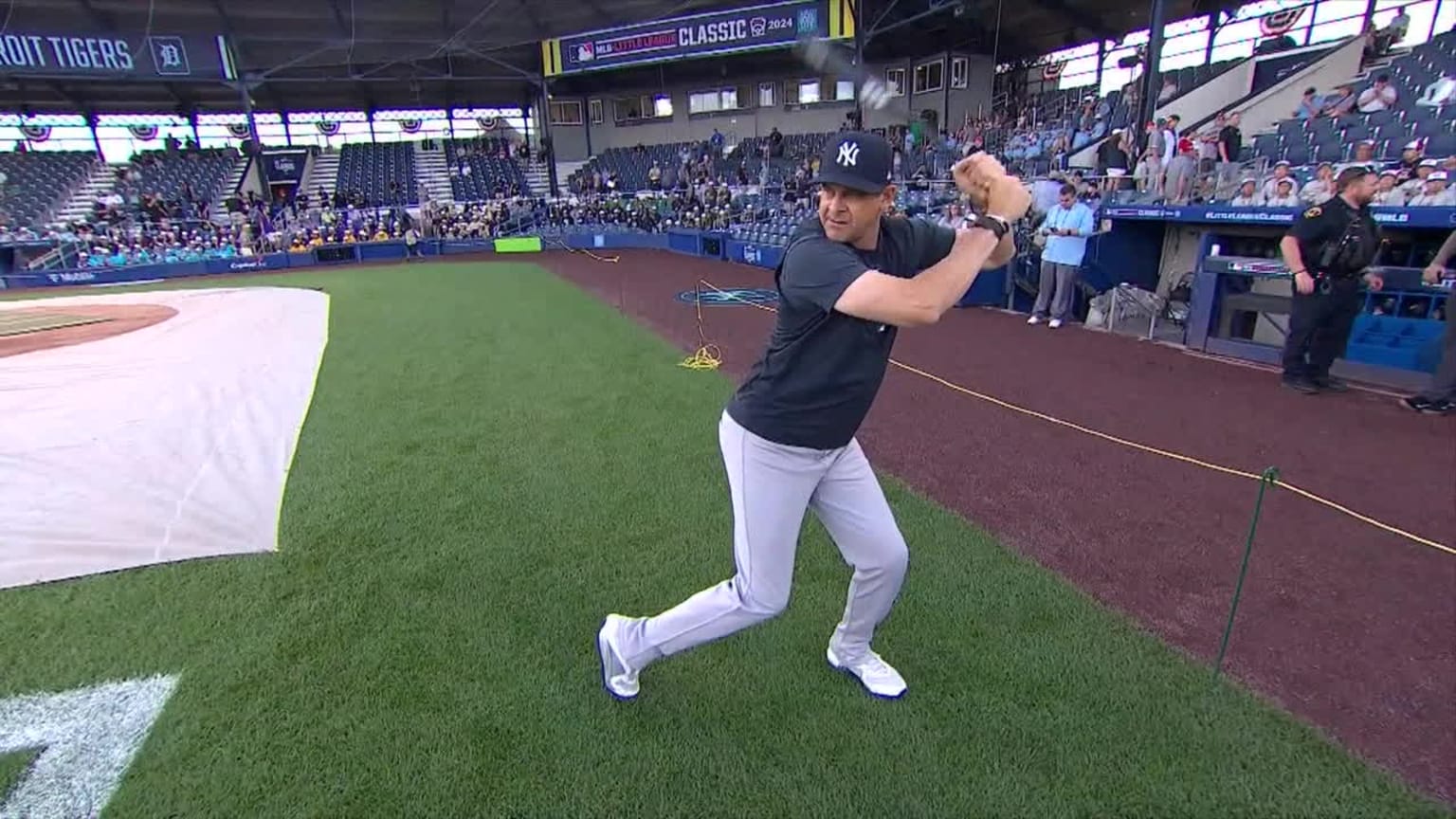 Aaron Boone, Little Leaguers imitate "Soto Shuffle" | 08/18/2024 | New ...