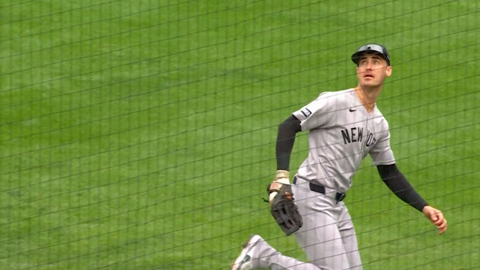 Cody Bellinger's nice running catch | 09/21/2025 | MLB.com