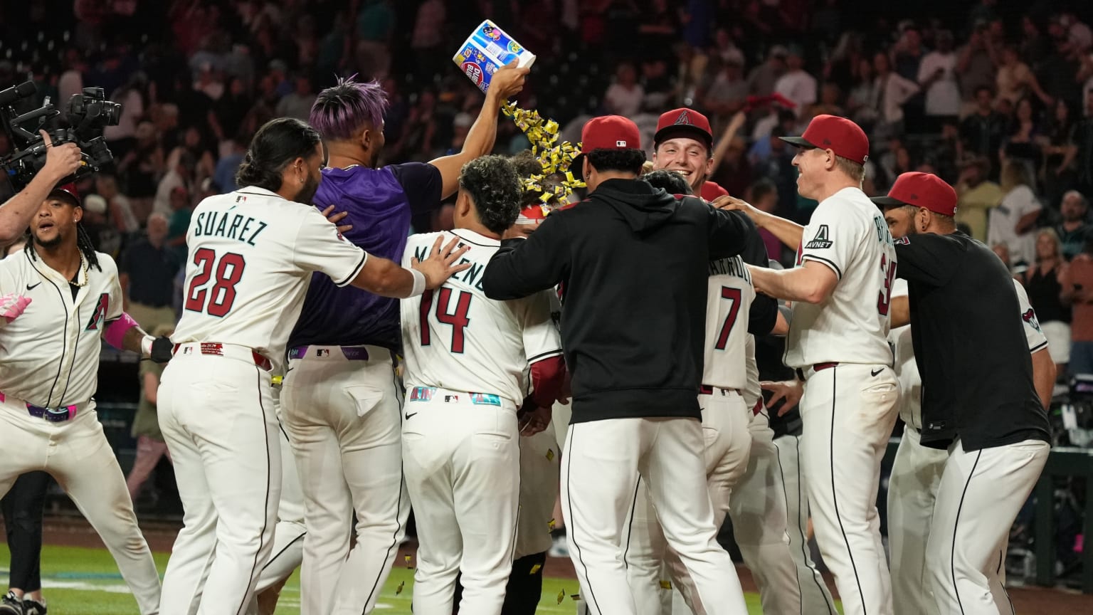 Josh Naylor belts grand slam to walk-off Mariners | 06/09/2025 | MLB.com