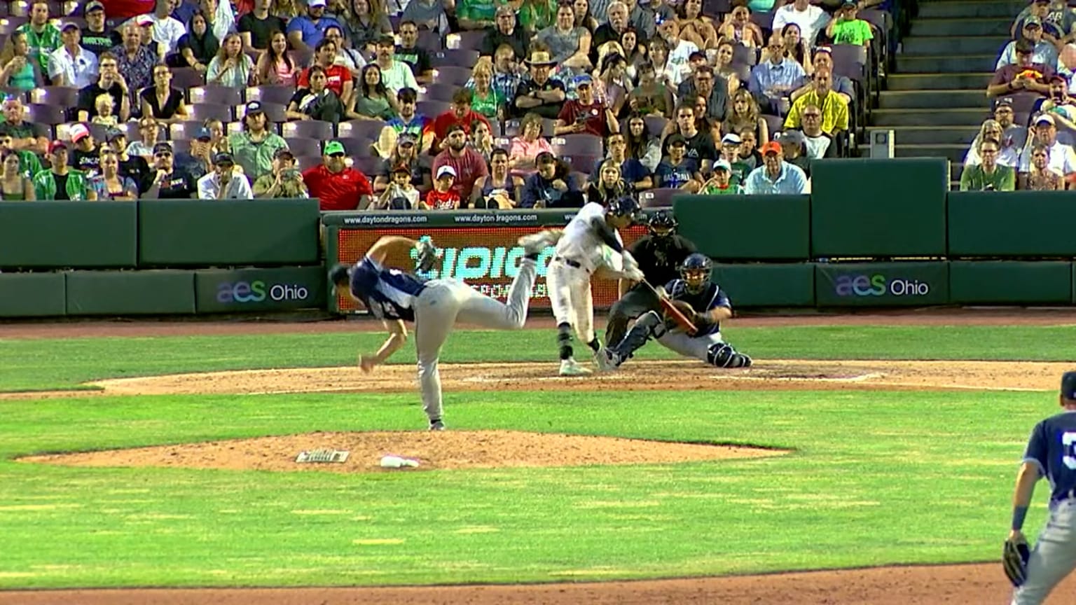 Edwin Arroyo steals a base and hits three times | 06/01/2023 ...