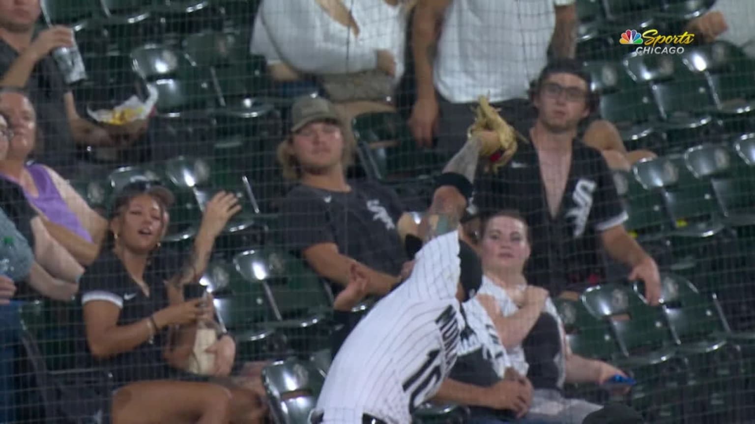 Yoán Moncada makes a nice catch near the net | 08/24/2023 | MLB.com