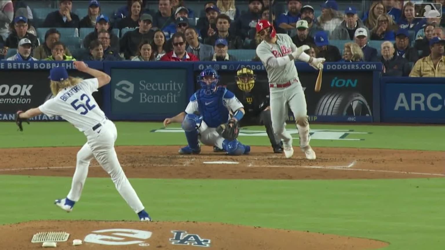 Castellanos singles to left field plating two runs | 05/01/2023 ...