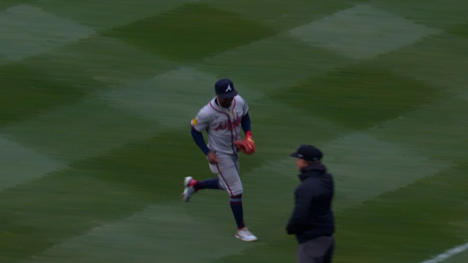 Ozzie Albies extends for a great grab to end inning | 04/01/2024 ...