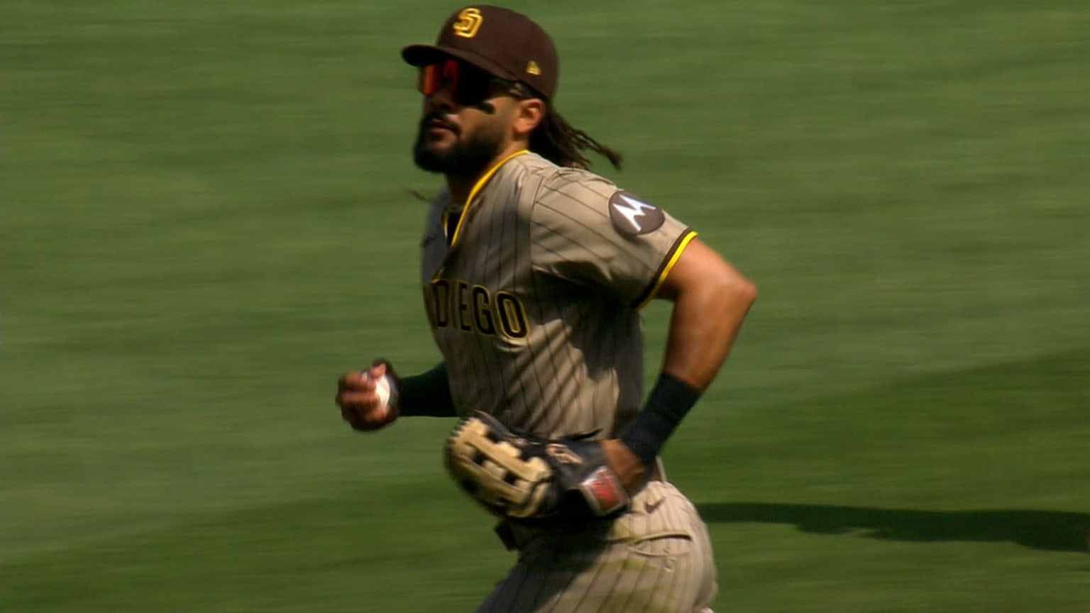 Fernando Tatis Jr.'s sliding catch | 05/24/2025 | MLB.com