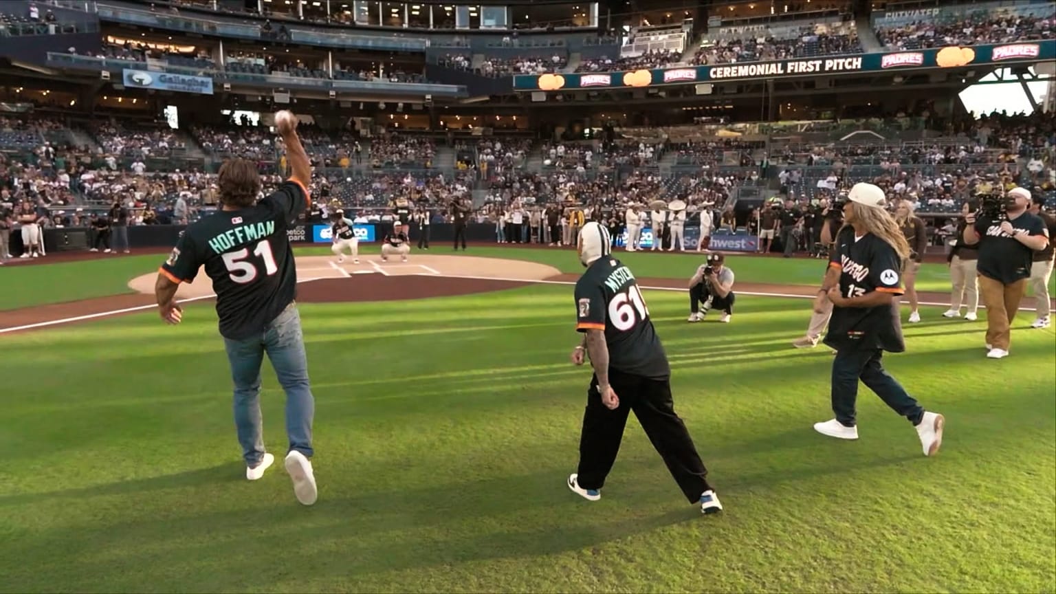 San Diego sports legends throw out first pitch | 04/10/2026 | San Diego ...