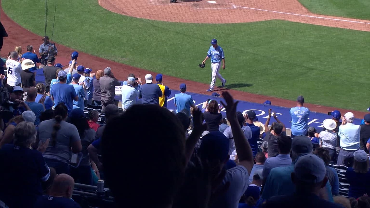 Zack Greinke exits the mound to a standing ovation | 09/20/2023 ...